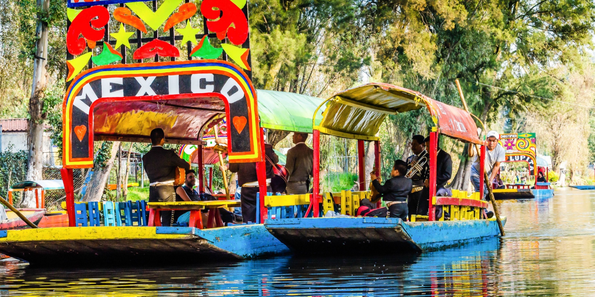 Las trajineras de Xochimilco: un viaje a través del tiempo y la tradición